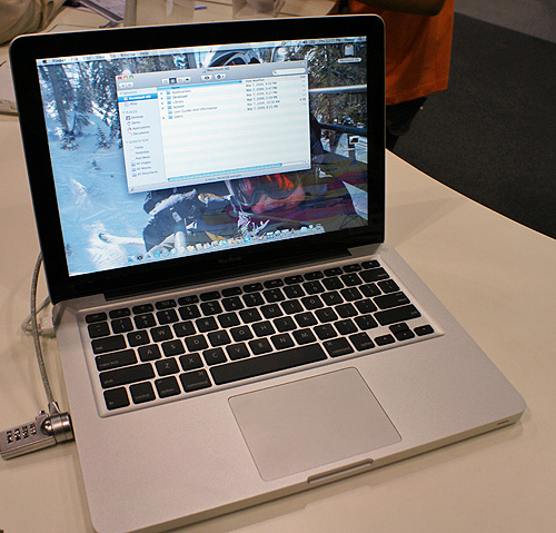 Apple's Booth : IT Show 2009 - Part 2 - HardwareZone.com.sg
